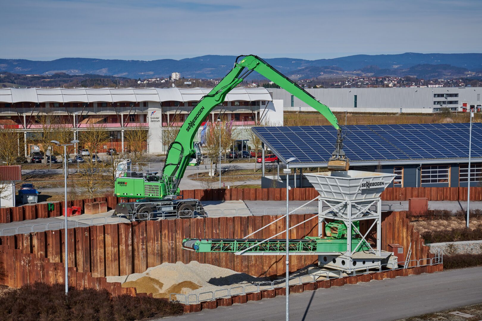 Sennebogen: Neuer Umschlagbagger für Schrottumschlag und Hafen ...