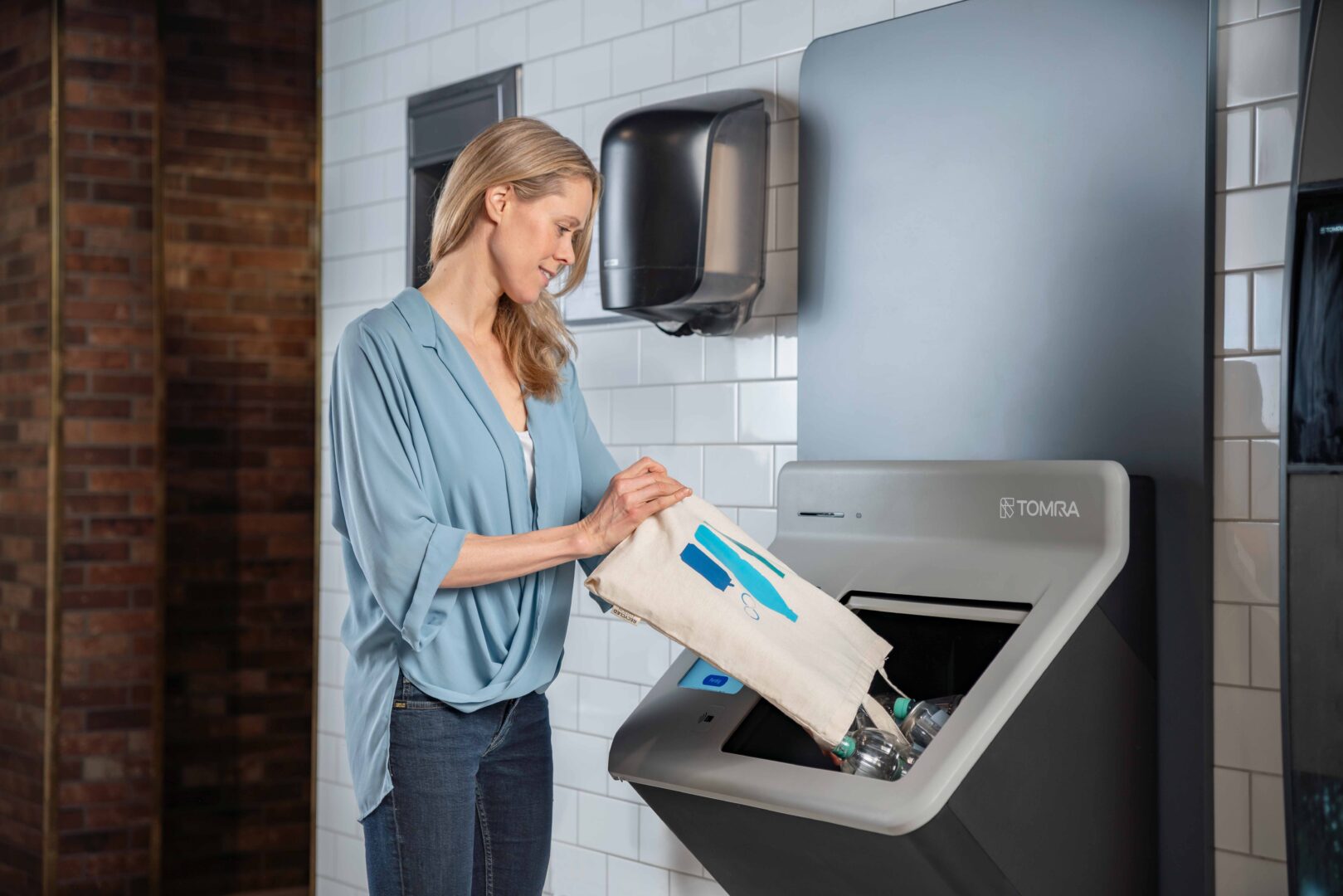 Tomra R2: Multi-feed Leergutrücknahme-Automaten - RECYCLING magazin