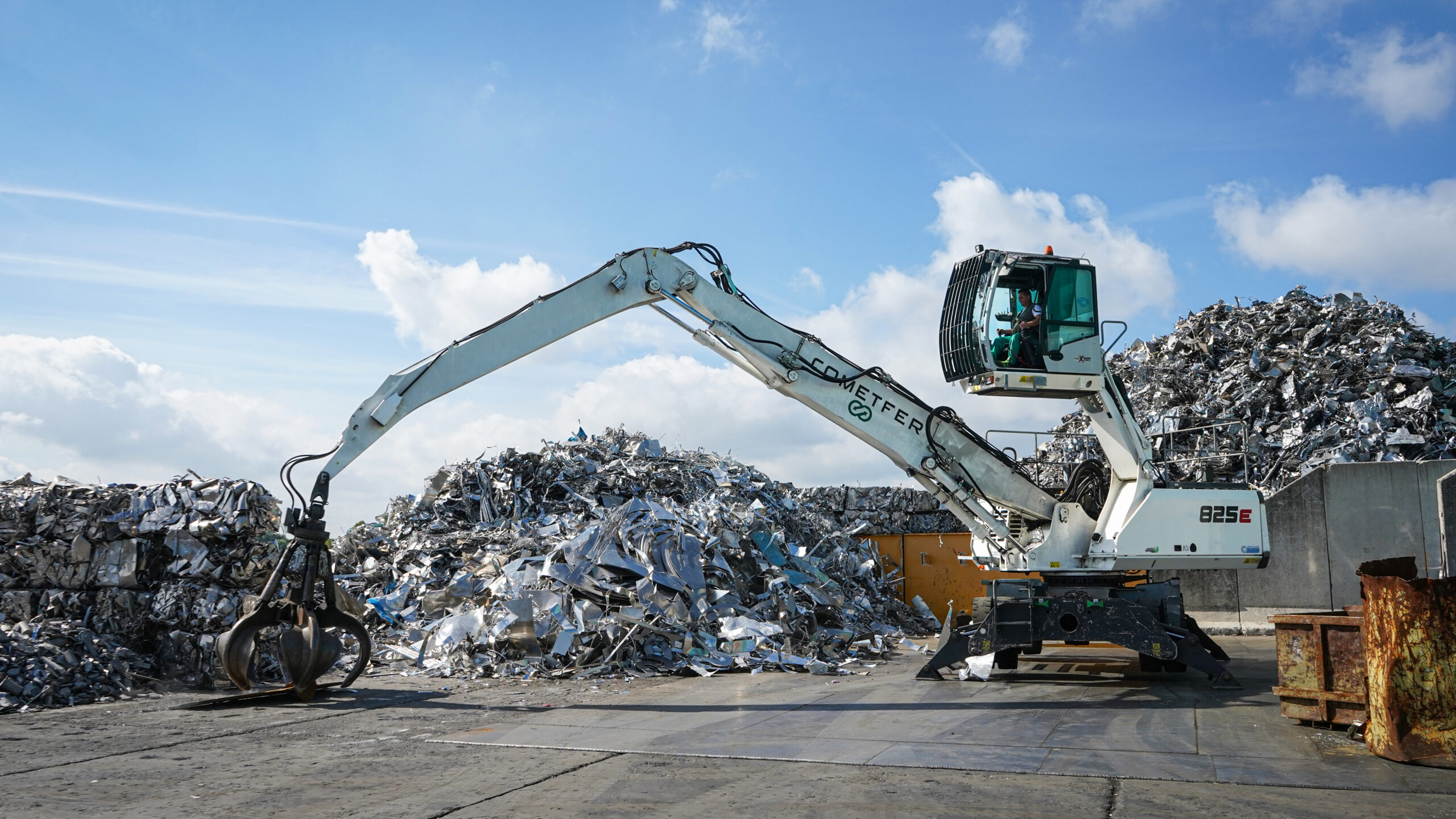 Metallschrott sortieren und verladen - RECYCLING magazin