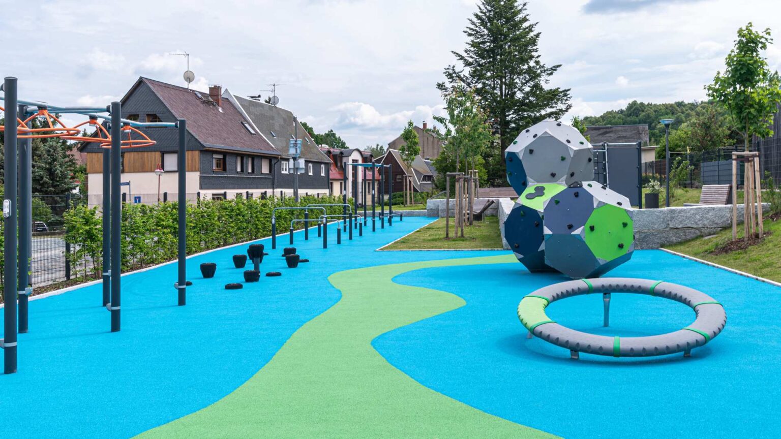 Altreifen als Rohstoff: Gummigranulat für Spielplätze - RECYCLING magazin